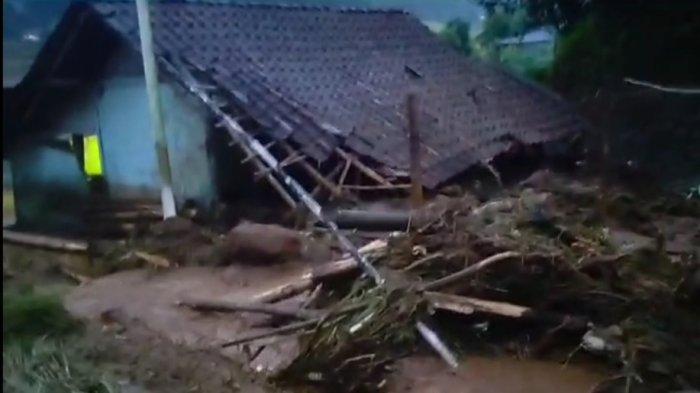 Satu Rumah Hampir Terseret Longsor di Cilawu Garut, Akses ke Tasikmalaya Sempat Terganggu ...