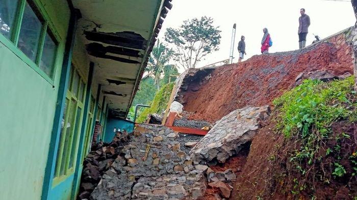 Tembok Penahan Tanah Ambrol Bikin Gedung SDN 5 Sandingtaman Ciamis ...
