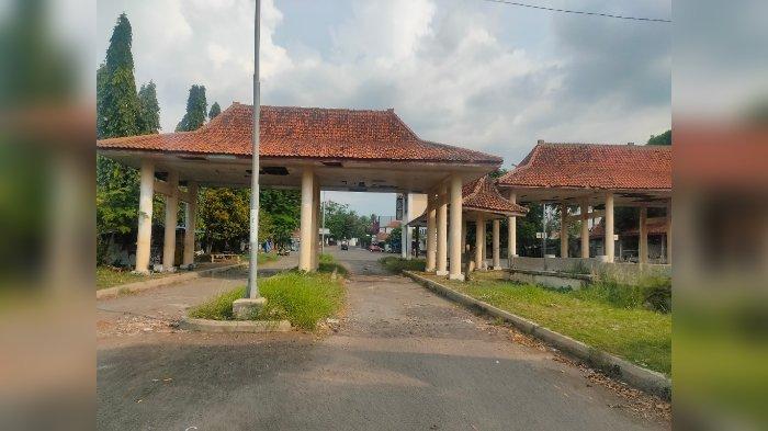 Angkot Enggan Masuk Terminal Cigasong dan Ngetem Depan Pasar, Jalanan di Depan Pasar Kian ...