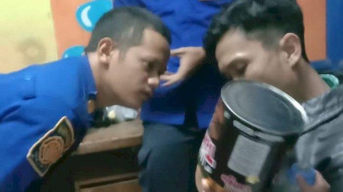 Pemadam Kebakaran Kota Bandung Berhasil Angkat Kaleng Wafer dari Kepala ...