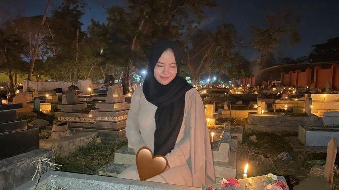 Malam Seribu Lilin, Tradisi Warga Indramayu Nyalakan Lilin di Kuburan ...