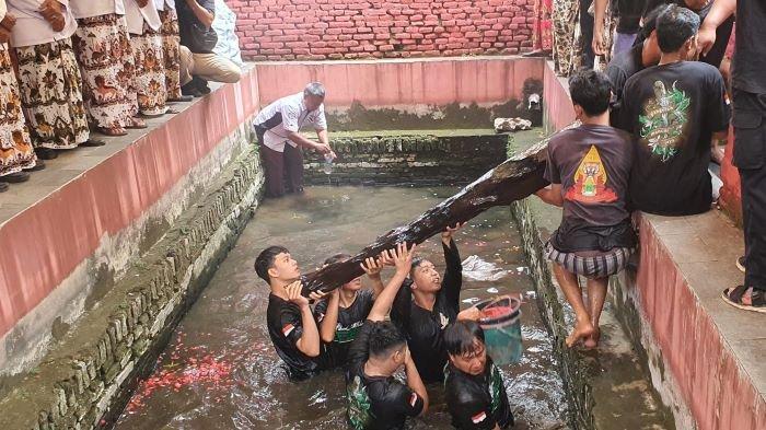 Menilik Tradisi Unik Memandikan Kayu Peninggalan Para Wali di Desa ...