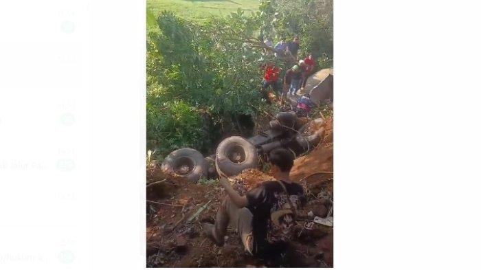 BREAKING NEWS: Truk Masuk Jurang Setelah Tabrak Motor dan Minibus di ...