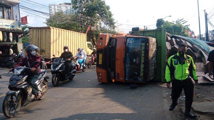 Diduga Sarat Muatan, Truk Terguling di Jatinangor Sumedang, Kardus ...