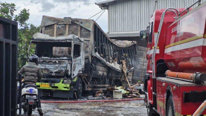Truk Pengangkut Ratusan Paket di Sebuah Gudang di Kota Bandung Terbakar - Tribunjabar.id