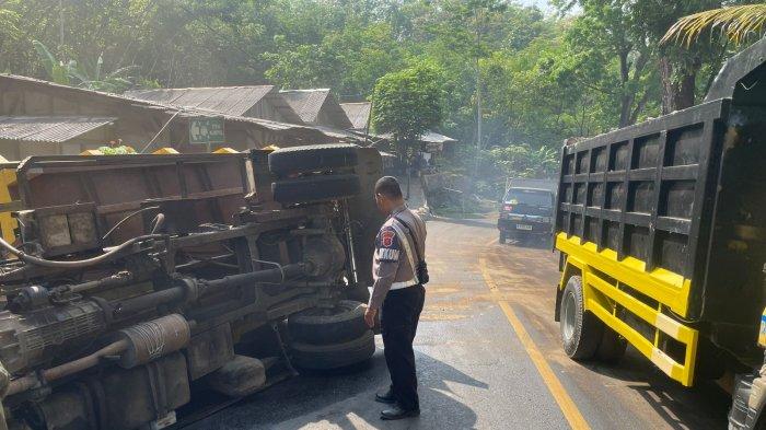 Truk Sampah Terguling di Pasirsuren Sukabumi gara-gara Pecah Ban, Solar Berceceran ke Jalan ...