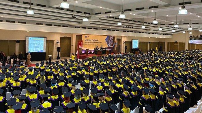 Mengukuhkan 1035 Wisudawan, Universitas Terbuka Bandung Adakan Wisuda ...