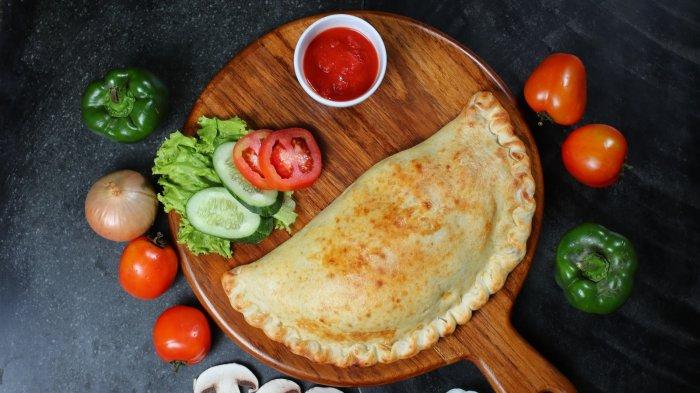 Mencicipi Kelezatan Volcano Calzone, Varian Pizza Baru nan Unik di ...