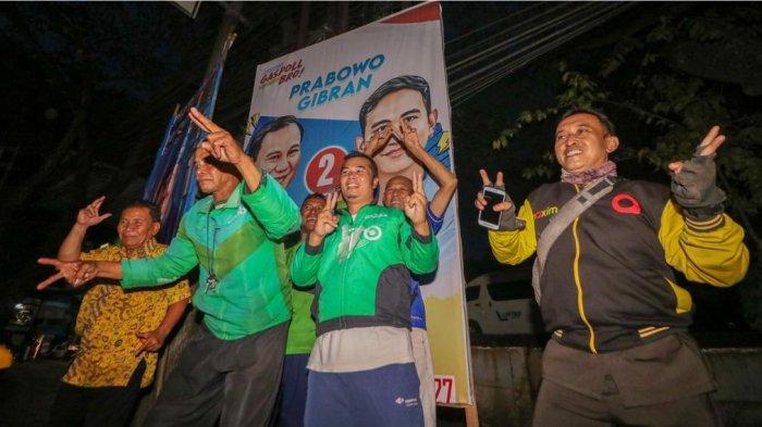 Warga Bandung Asik Goyang Gemoy di Depan Baliho Gaspoll Bro! Prabowo-Gibran - Tribunjabar.id