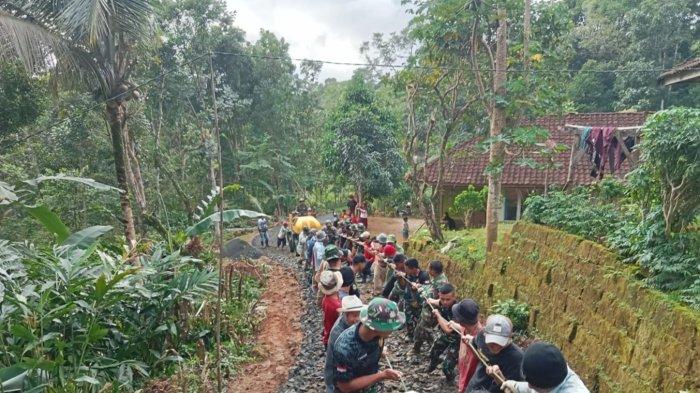 Semangat! Warga Mekarjaya Sukabumi Bersama TNI AD Tarik Setum Pakai ...