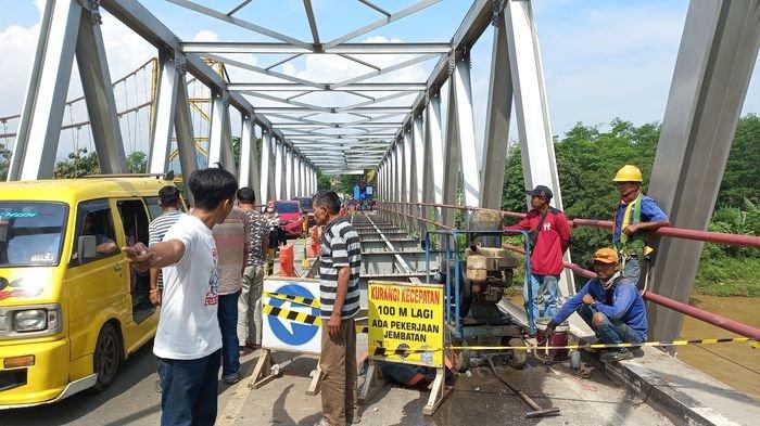Ratusan Warga Hentikan Proyek Renovasi Jembatan Bagbagan Sukabumi ...