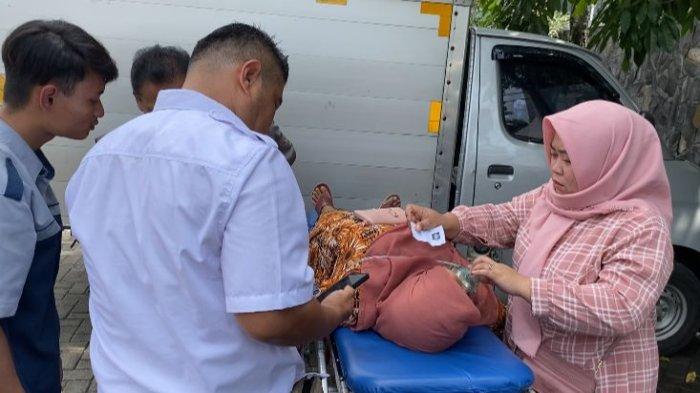 BREAKING NEWS: Seorang Ibu Pingsan Setelah Antre Beras Murah Selama 2,5 Jam di Ciwastra ...