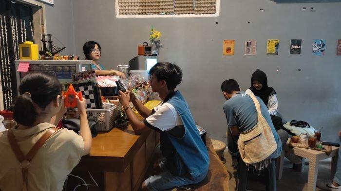 Perjalanan ke Masa Lalu di Warung Kakarut Garut, Suguhkan Jajanan dan ...