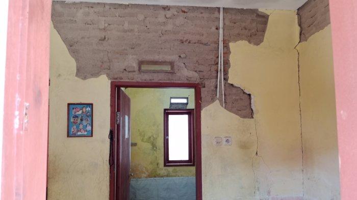 Kerusakan akibat Gempa Sumedang di Babakan Hurip, Dinding Terkelupas hingga Pintu Toilet Rusak ...