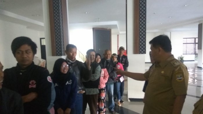 Hari Pertama Berkantor, Bupati KBB Aa Umbara Sidak ke Bagian Pelayanan - Tribunjabar.id