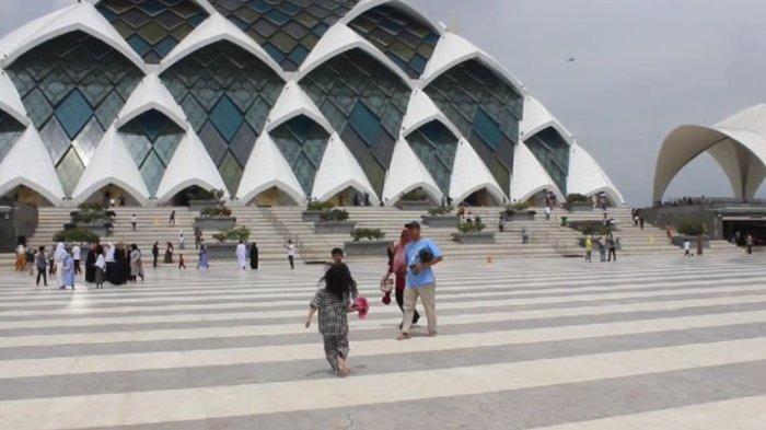 Masjid Raya Al Jabbar di Bandung jadi Destinasi Favorit Wisata Religi ...