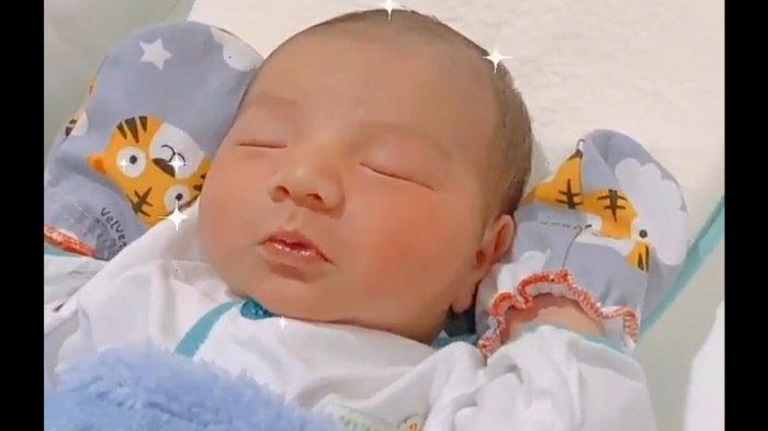 Air Rumi Akbar 1453, Bayi Ganteng yang Bikin Penasaran, Putra Kecil ...