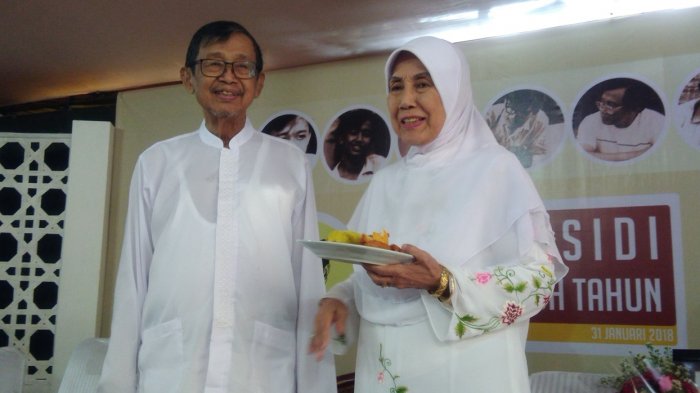 Profil dan Deretan Karya Sastrawan Ajip Rosidi, Kini Suami Nani Wijaya ...