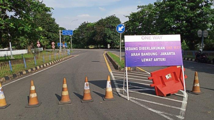 Tak Tahu Ada One Way di Jalur Tol, Sejumlah Pengendara Terpaksa Putar ...