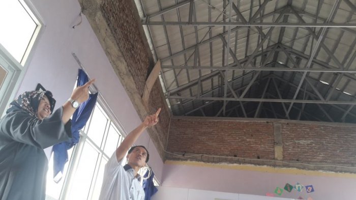 Kerap Diterpa Angin Kencang, Atap Ruang Kelas di SMPN 11 Kota Cimahi Ambruk - Tribunjabar.id
