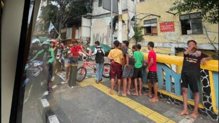 Viral Aksi Anak-anak di Jakarta Halau Motor yang Naik Trotoar, Disebut ...