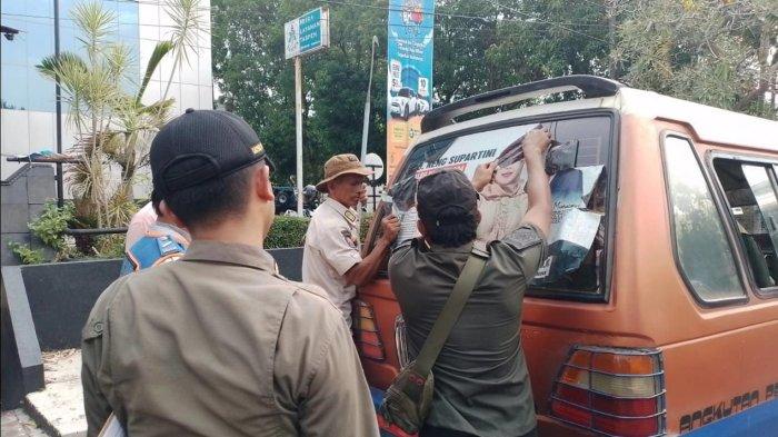 Angkot-angkot Berstiker Caleg di Sumedang Dihentikan Satpol PP ...