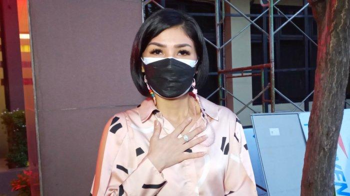 Artis Sinetron Intan RJ Mengaku Tiga Jam Bicara Sendiri di Makam Suami ...