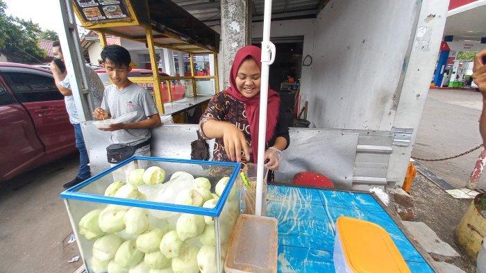 Usaha Praktis, Penjual Rujak Jambu Kristal di Sukabumi Raup Cuan Ratusan Ribu Sehari ...