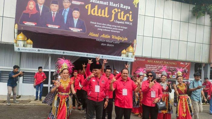 Jalan Kaki ke Kantor KPU Didiringi Musik dan Tari, Kader PDI Perjuangan Daftarkan Bacaleg ...