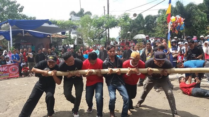 Awi Gelo, Pemegang Bambu Pontang Panting Tak Mampu Mengendalikannya ...