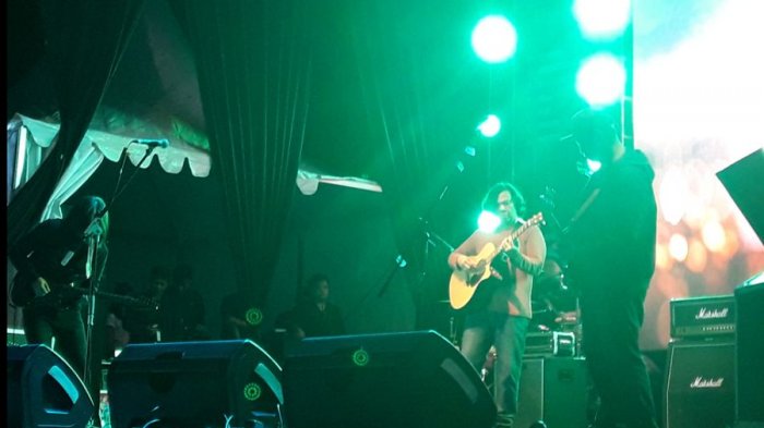 Keren! Aksi Panggung Band Float Bikin Penonton Soundsation Bersorak dan ...