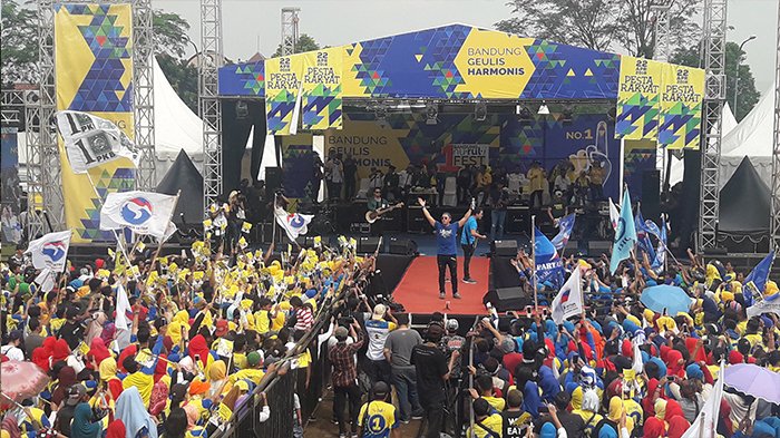 VIRAL Vokalis Band Repvblik Jualan Es Kelapa Muda Keliling, Ruri ...