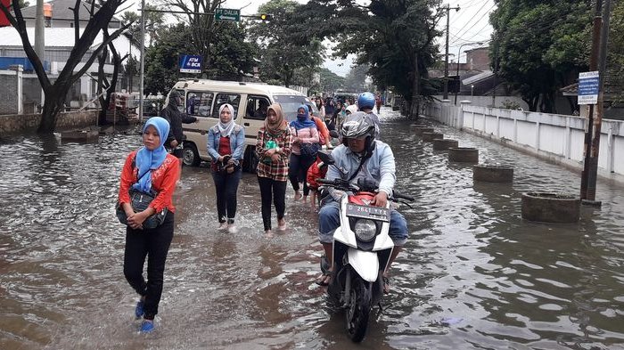 Buruh Pabrik Berjalan Terjang Banjir Jalan Raya Dayeuhkolot Saat Jam Pulang - Tribunjabar.id