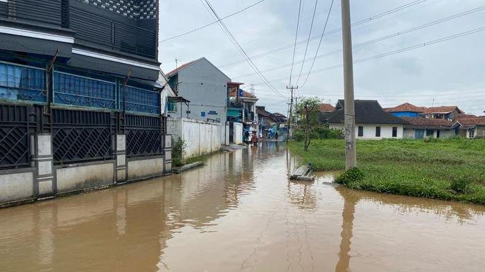 Warga Cimanggung Sumedang Jengkel Jalan Desa Cihanjuang Terendam Banjir ...