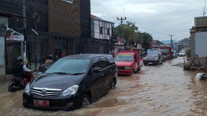 Nekat Terjang Banjir di Baleendah Kabupaten Bandung, Puluhan Kendaraan Roda Dua Mogok ...
