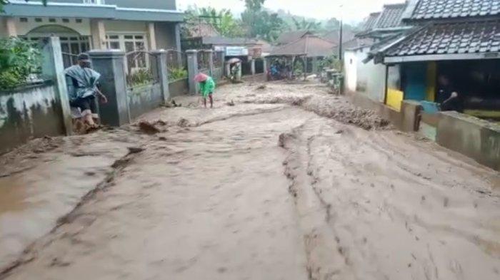 Akibat Drainase Tersumbat, Jalan Bojong Cisurupan Garut Berubah Jadi Sungai - Tribunjabar.id