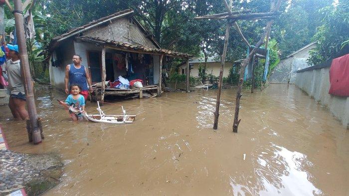 Banjir 1 Meter Rendam Ratusan Rumah di Cidadap Sukabumi, Disedot Pakai Pompa Milik Warga ...