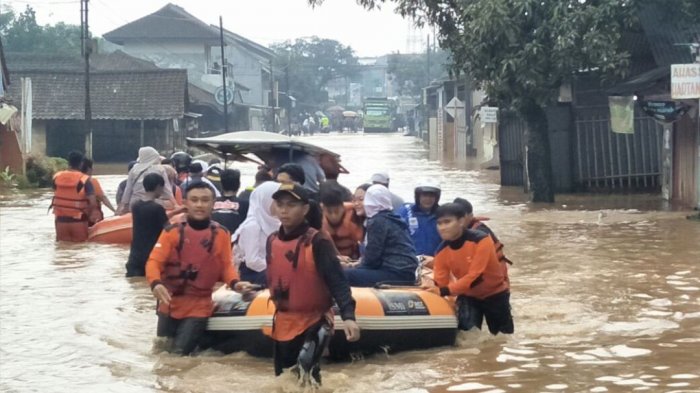 Ratusan Rumah di Kamasan Banjaran Terendam Banjir, Jalan Raya Soreang-Banjaran Pun Lumpuh ...