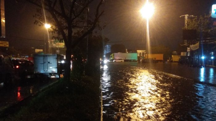 Banjir, Jalan Gedebage Arah Terminal Peti Kemas Berubah Seperti Aliran ...