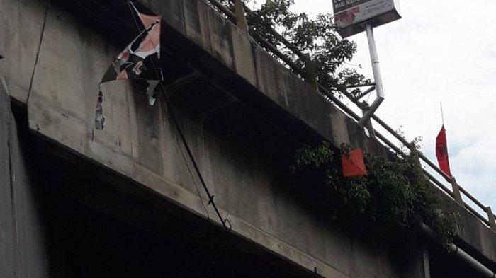 Banyak Layangan Nyangkut di Fly Over Cimindi, Bikin Rusak Pemandangan ...