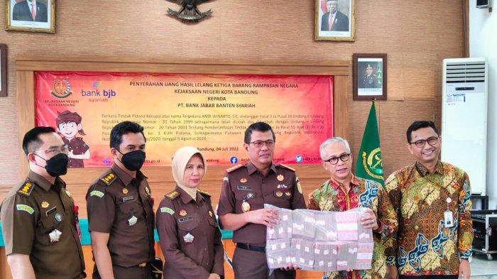 Kejari Bandung Lelang Mobil Mewah Hasil Kredit Fiktif Andy Winarto ke ...