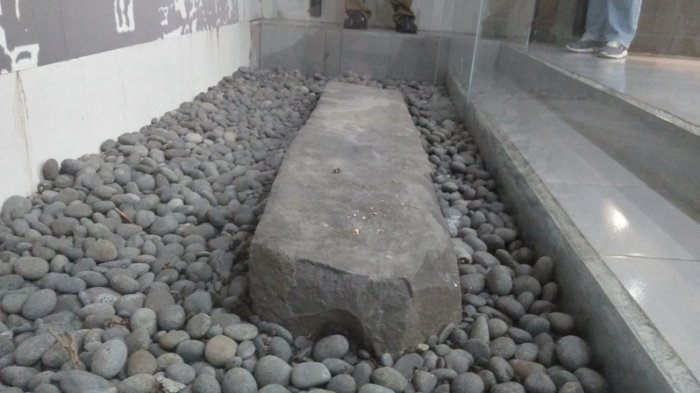 Batu Gilang di Museum Pusaka Keraton Kasepuhan, Penunjuk Arah Kiblat ...