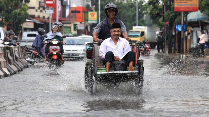 BREAKING NEWS FOTO: Becak Bermotor Pun Berupaya Melintasi Genangan ...