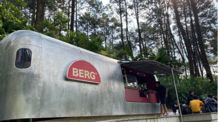 Asiknya Nongkrong di Berg, Menikmati Kopi dengan Pemandangan Gunung ...