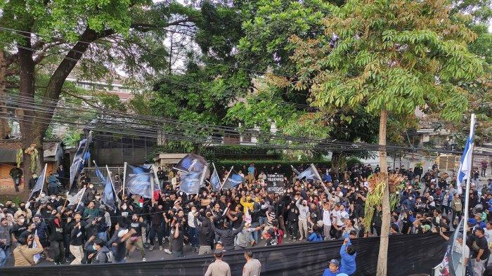 Kondisi Terkini Graha Persib, Bobotoh yang Demo Kian Banyak, Tak Mau Pulang Sebelum Ketemu ...