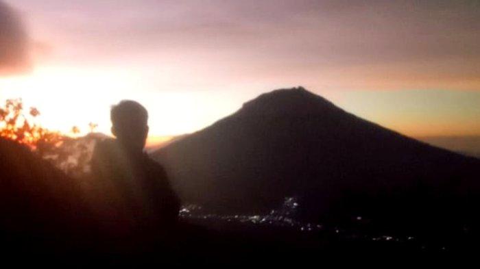 Di Bongkeng Sunrise Camp Gunung Kembang, Matahari Menyapa dari Balik ...