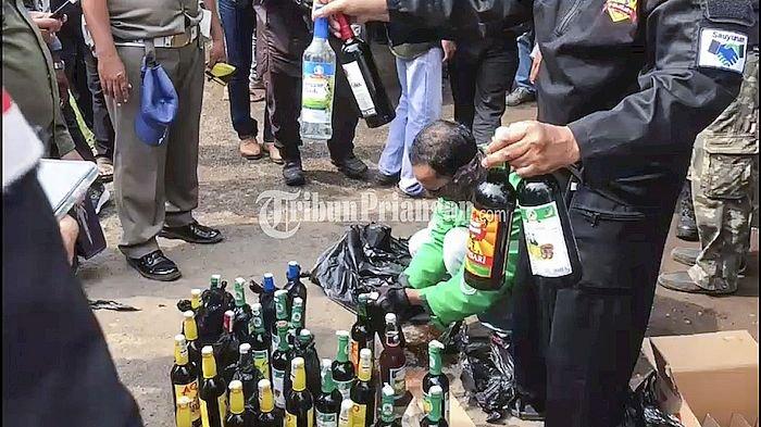 Saat Hendak Disegel Secara Simbolis, 118 Botol Miras Ditemukan di Bekas ...
