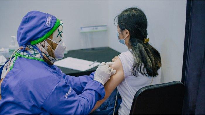 Proses Vaksinasi Di Sentra Vaksinasi Bersama Bumn Diberikan Secara