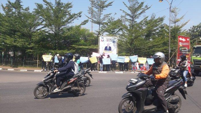 Berbekal Kertas Karton, Mahasiswa Unjuk Rasa di Bunderan Cibiru Serukan ...