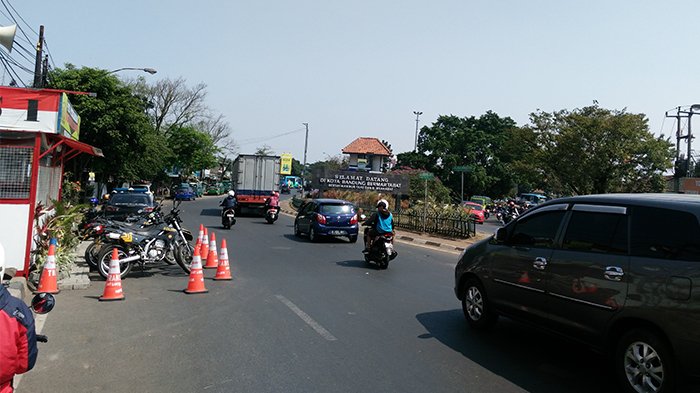Libur Akhir Tahun, Arus Lalu Lintas di Bundaran Cibiru Kota Bandung ...